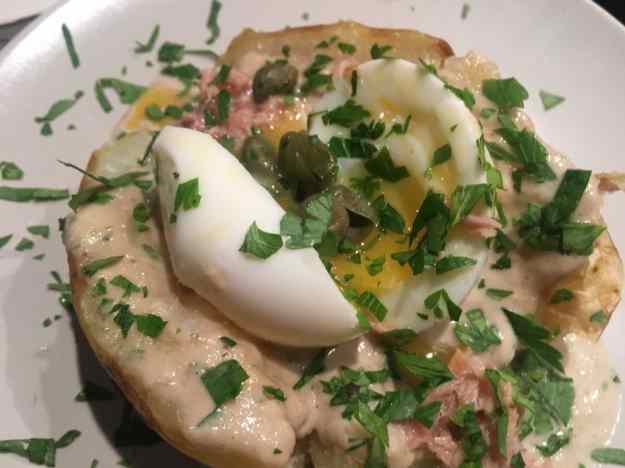 Patates al forn farcides d´ou i salsa tonnato | Celler-Adocse