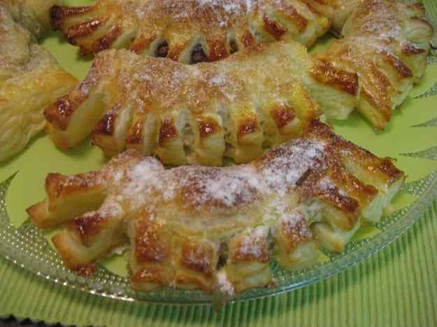 CRESTES DE PASTA FULLADA FARCIDES DE CREMA DE CACAU | Celler-Adocse